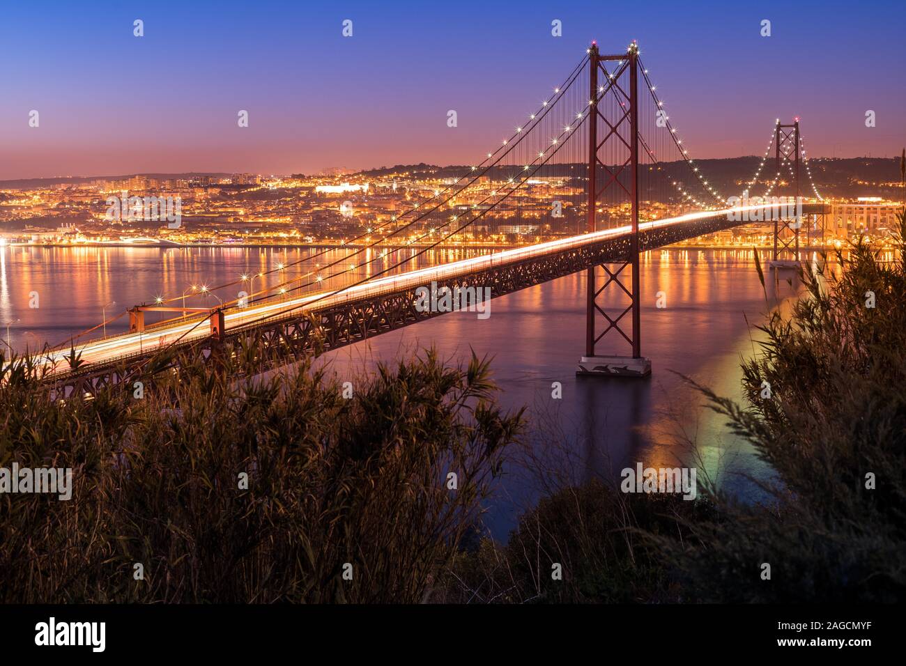 25 de abril bridge at dusk hi-res stock photography and images - Alamy