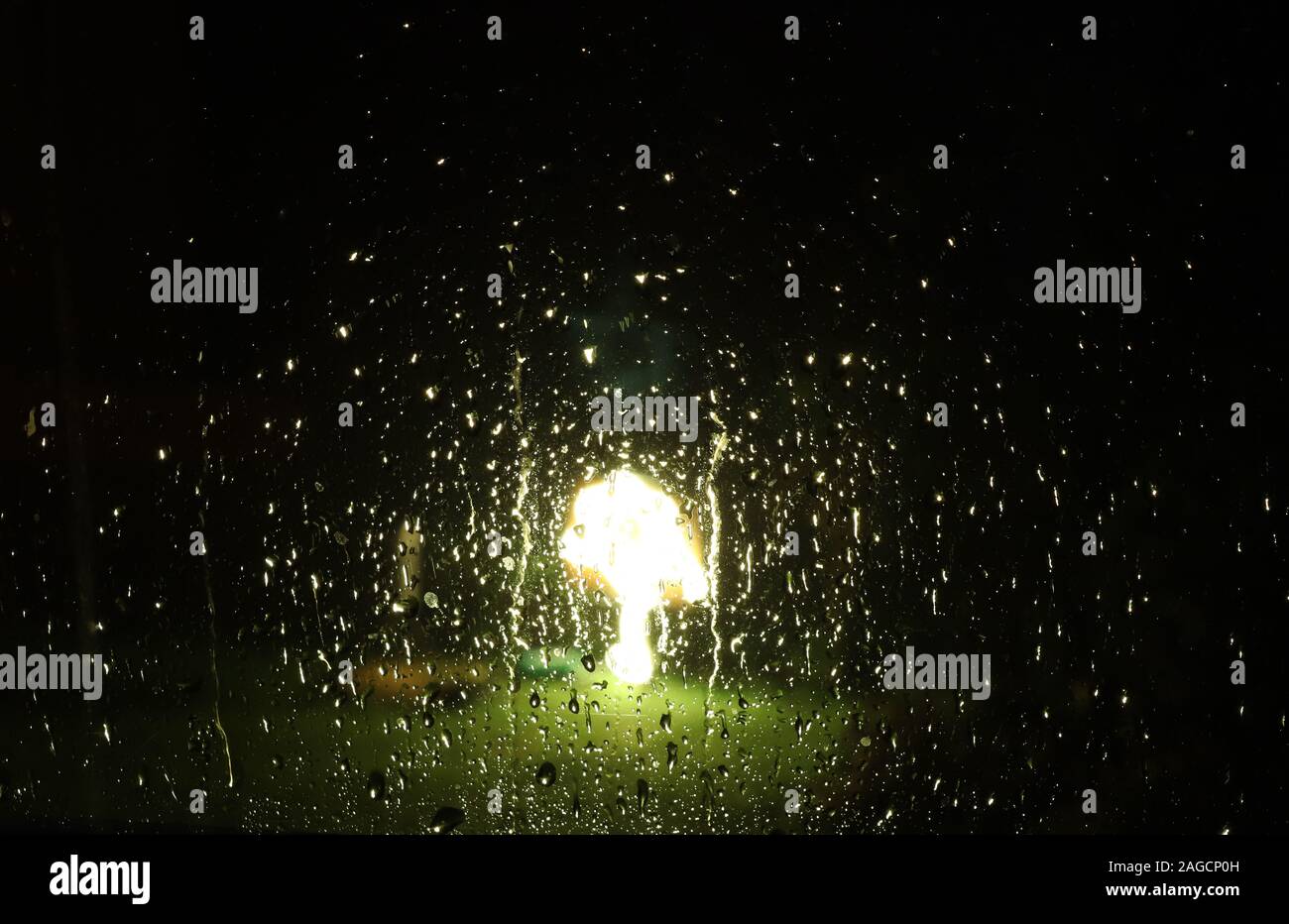 Light reflecting in drops hi-res stock photography and images - Alamy