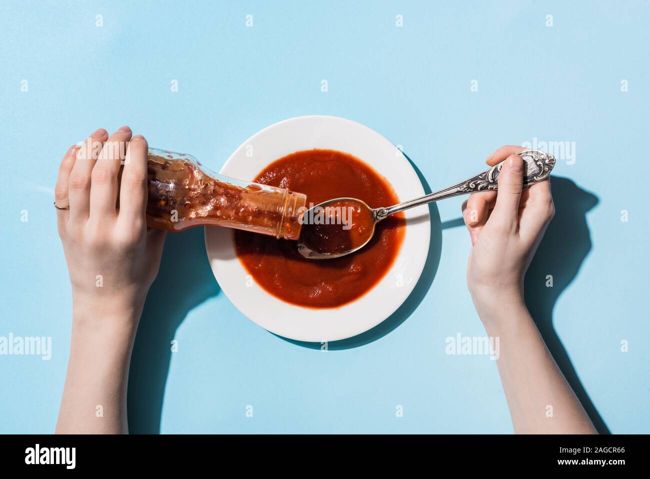 Ketchup pouring from bottle hi-res stock photography and images - Alamy