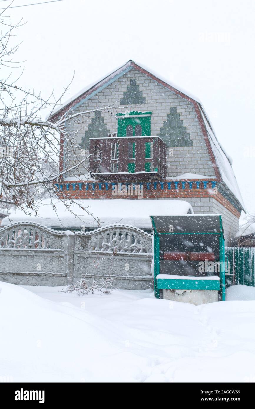 Winter. An old water well is covered in snow Stock Photo - Alamy