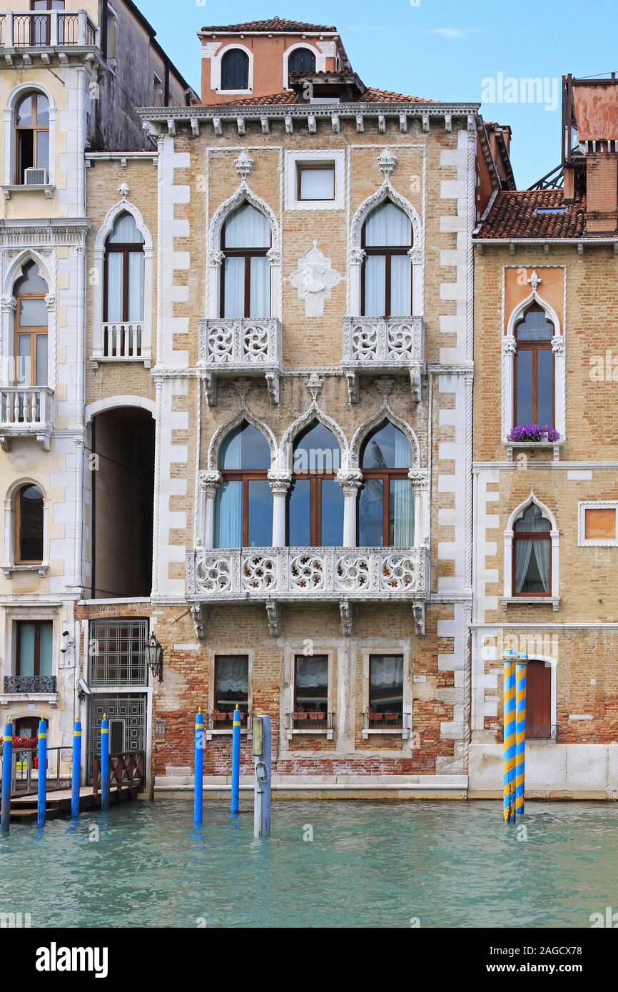 Traditional Venetian house at Grand Canal Stock Photo - Alamy