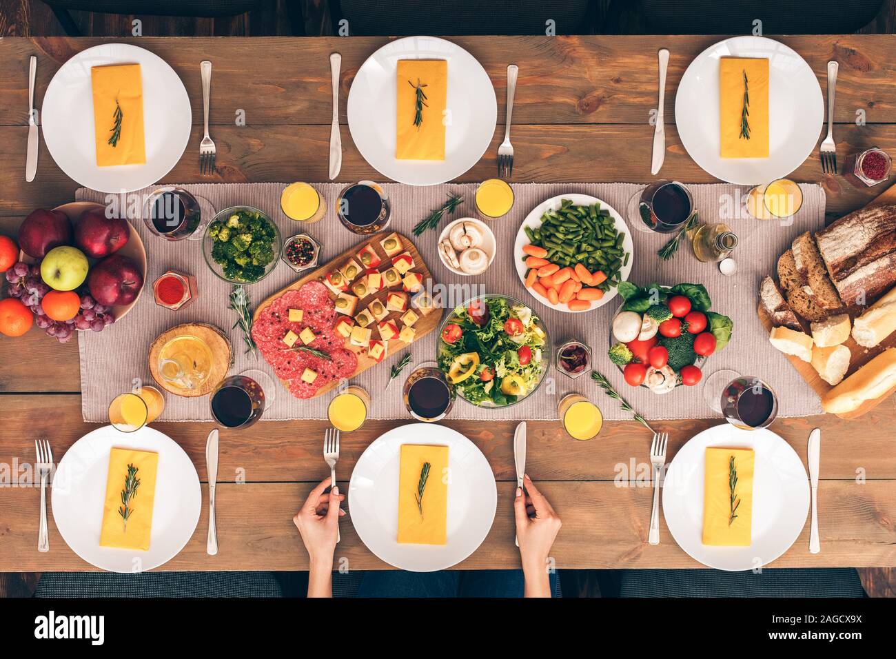 Set table for six people hi-res stock photography and images - Alamy