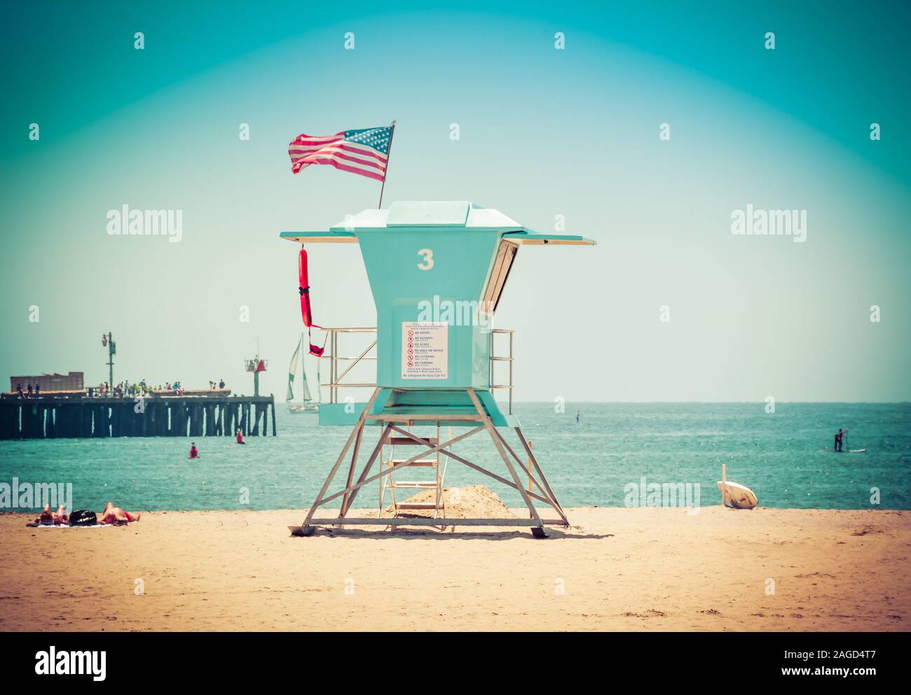 People sunbathing on beach hi-res stock photography and images - Alamy