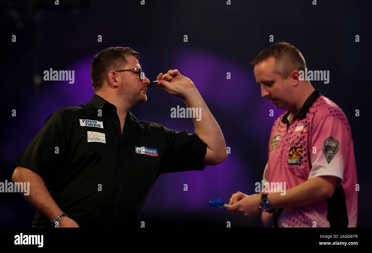 James Wade and Ritchie Edhouse in action during day six of the William ...