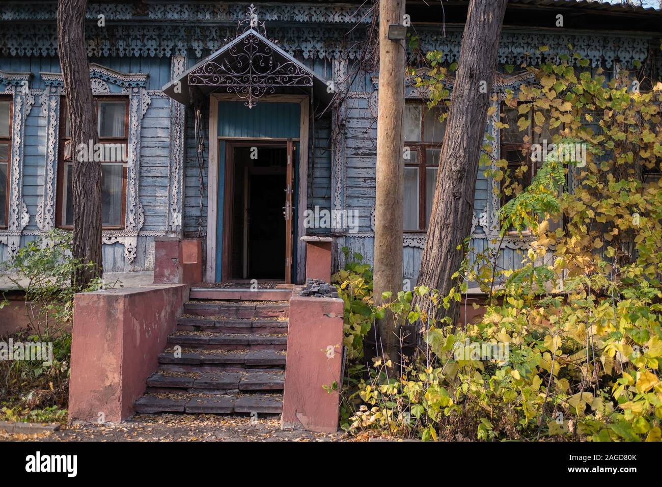 Architecture carved architraves hi-res stock photography and images - Alamy