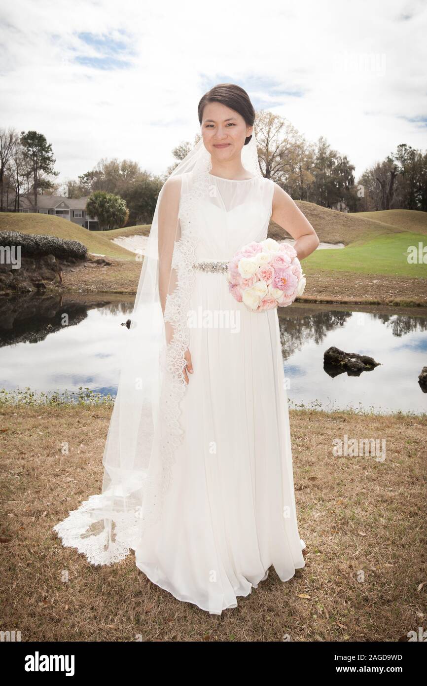 Beautiful asian bride hi-res stock photography and images - Alamy