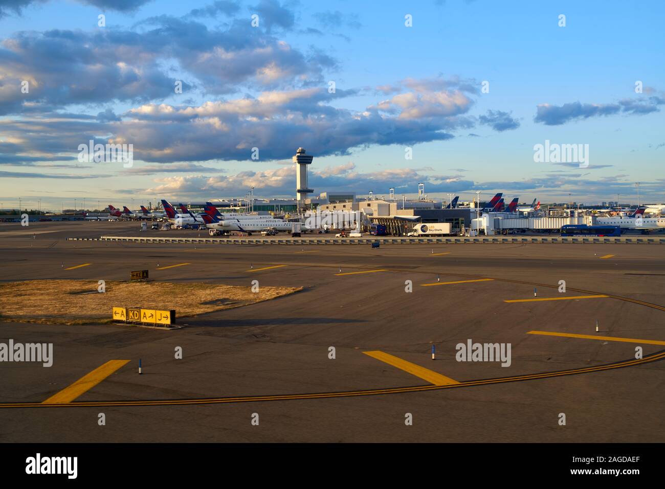 Planes control tower hi-res stock photography and images - Alamy
