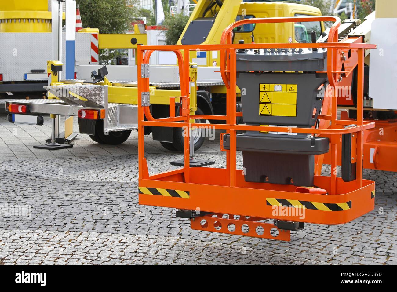 Elevating platform hi-res stock photography and images - Alamy