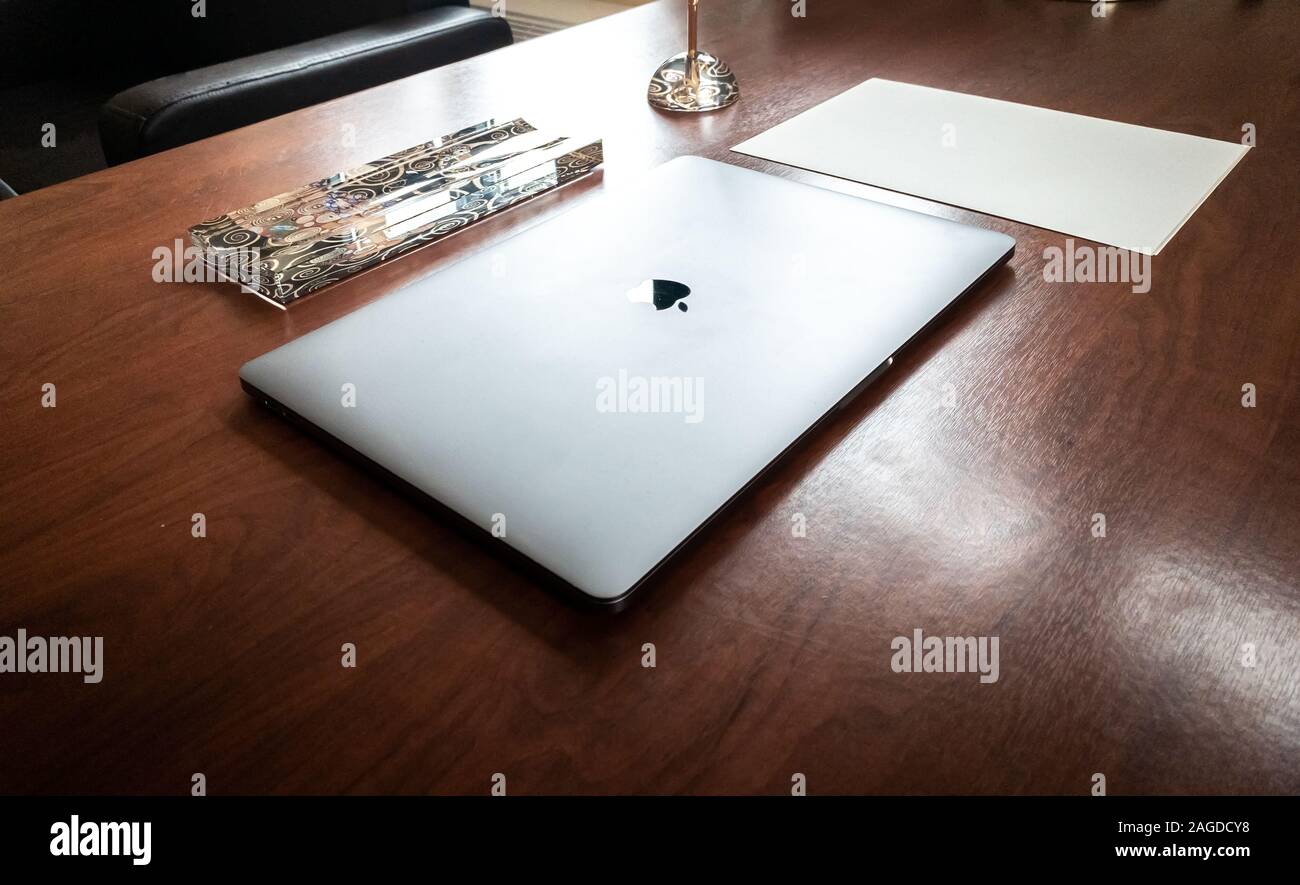 Macbook computers on display store hi-res stock photography and images ...