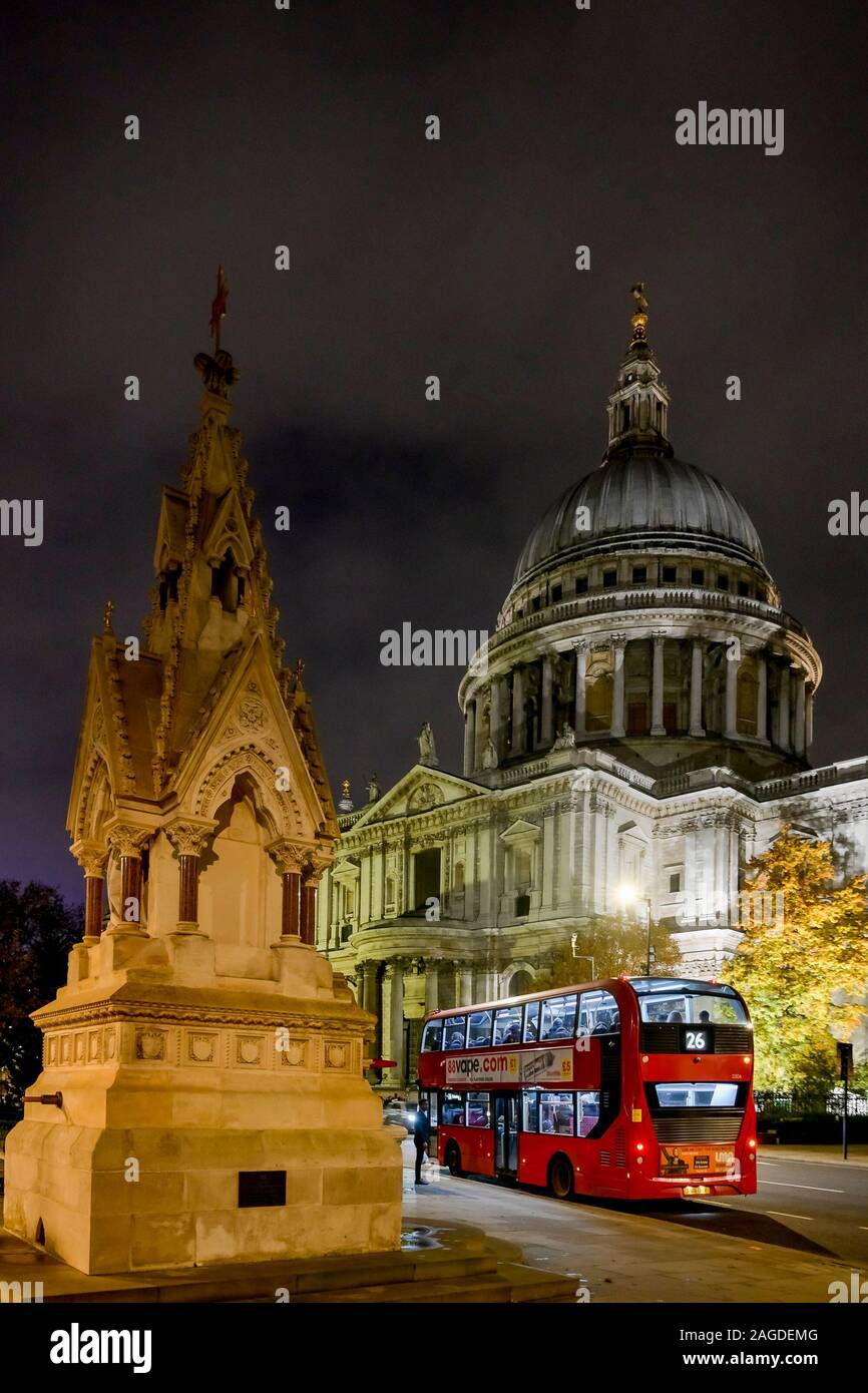 London bus and st pauls cathedral hi-res stock photography and images ...