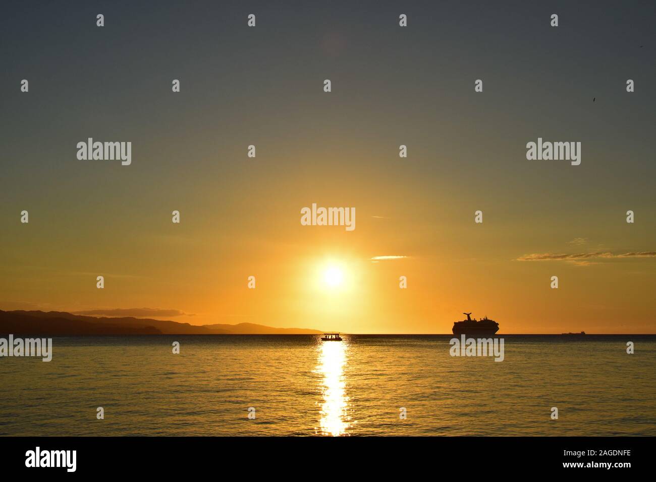 Breathtaking scene of the sunset in the sky over the ocean - perfect ...