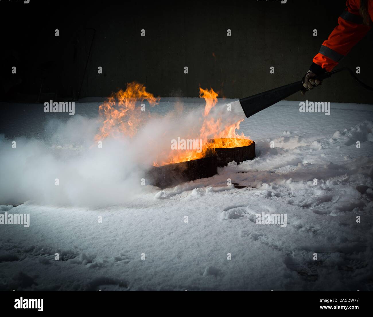 Firemen putting out house fire hi-res stock photography and images - Alamy