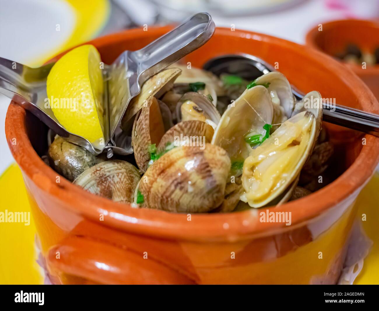 Clam pot hi-res stock photography and images - Alamy