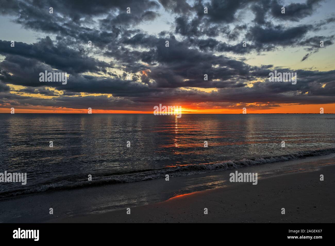 Cloudy sky over ocean sunset hi-res stock photography and images - Alamy