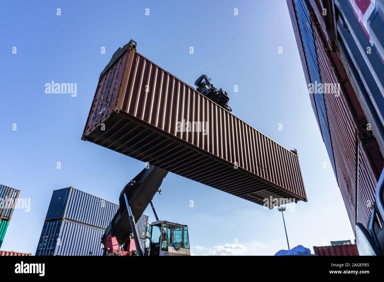 Reach stacker hi-res stock photography and images - Alamy