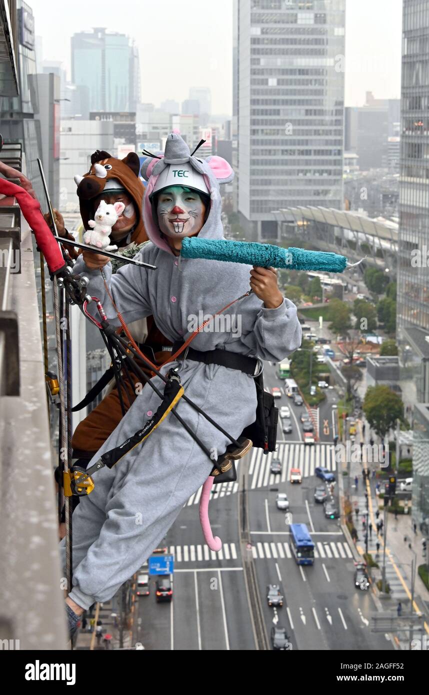 Tokyo, Japan. 19th Dec, 2019. Two Japanese window cleaners wearing ...