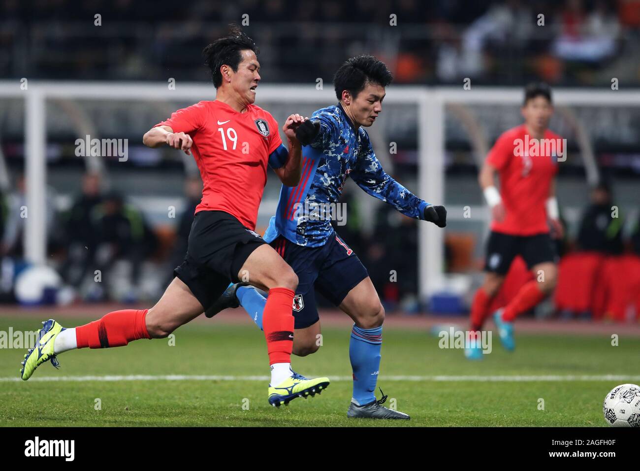Busan, South Korea. 18th Dec, 2019. (L-R) Kim Younggwon (KOR), Ayase ...