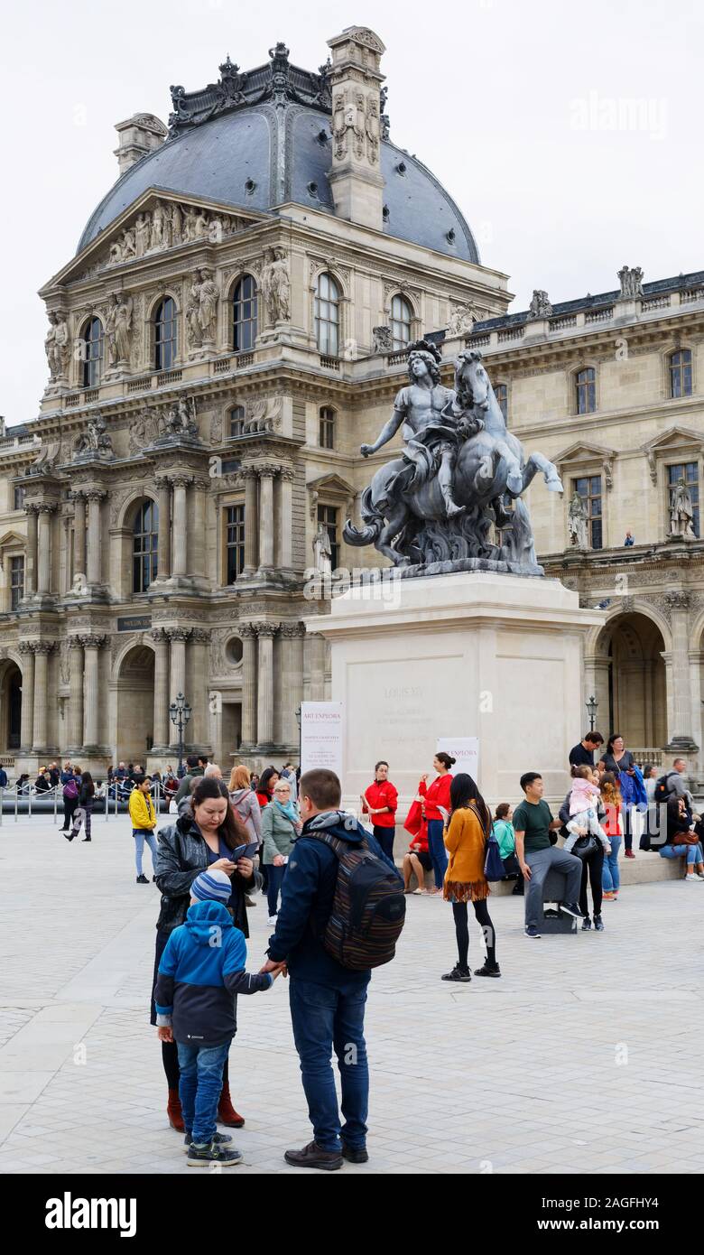 Louvre exterior queue hi-res stock photography and images - Alamy
