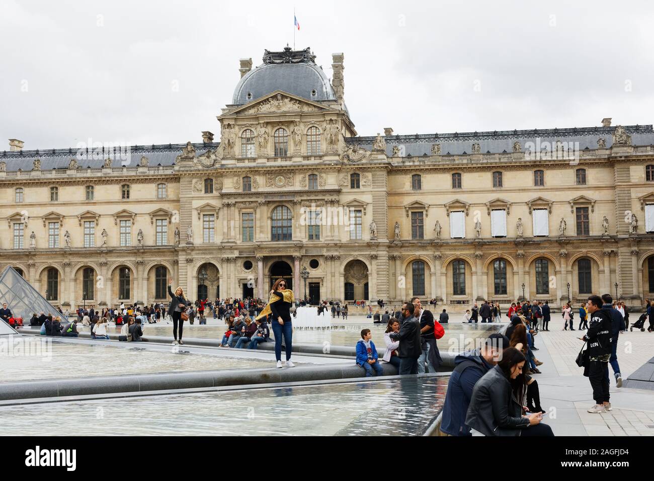 Louvre exterior queue hi-res stock photography and images - Alamy