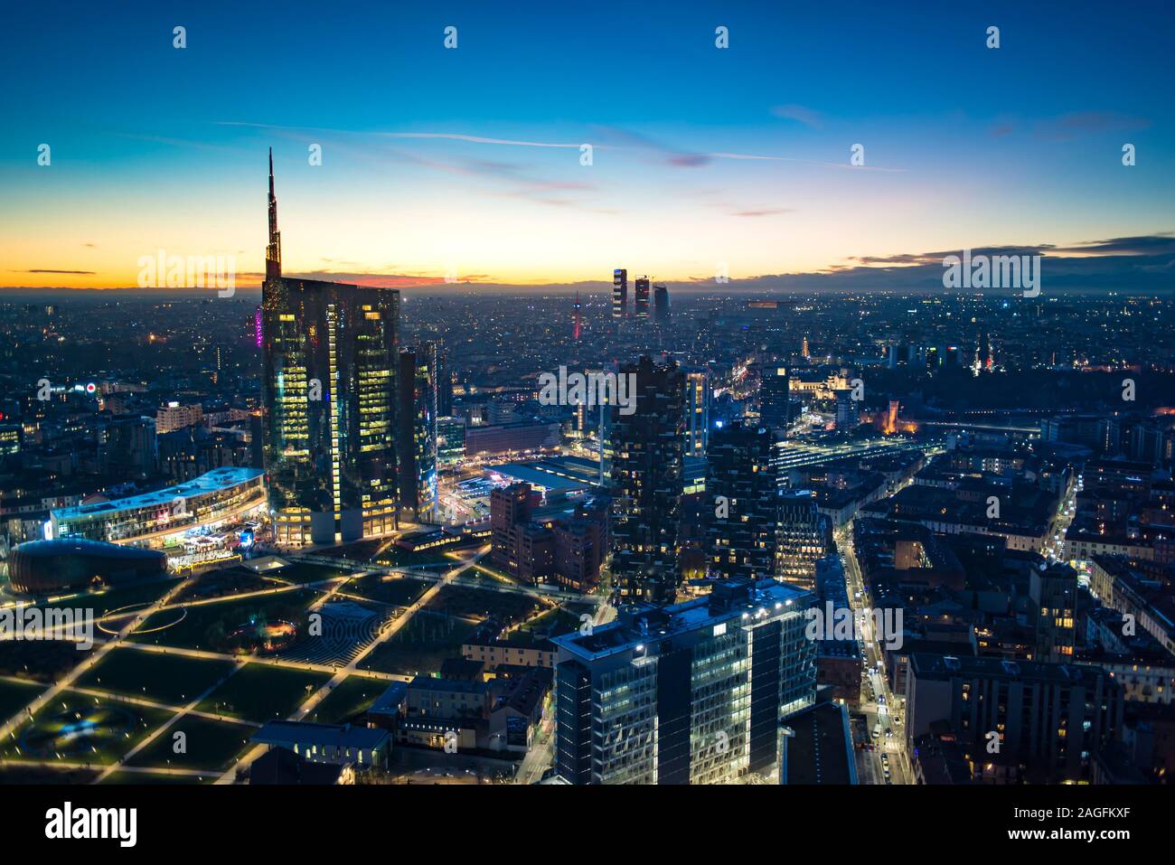 Milan cityscape at sunset, panoramic view with new skyscrapers in Porta ...