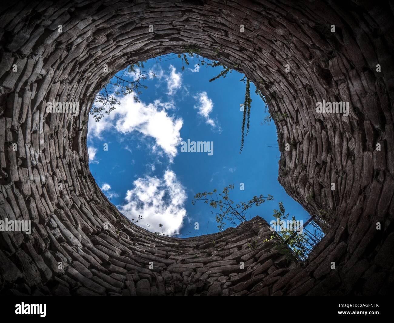 Black rock well hi-res stock photography and images - Alamy