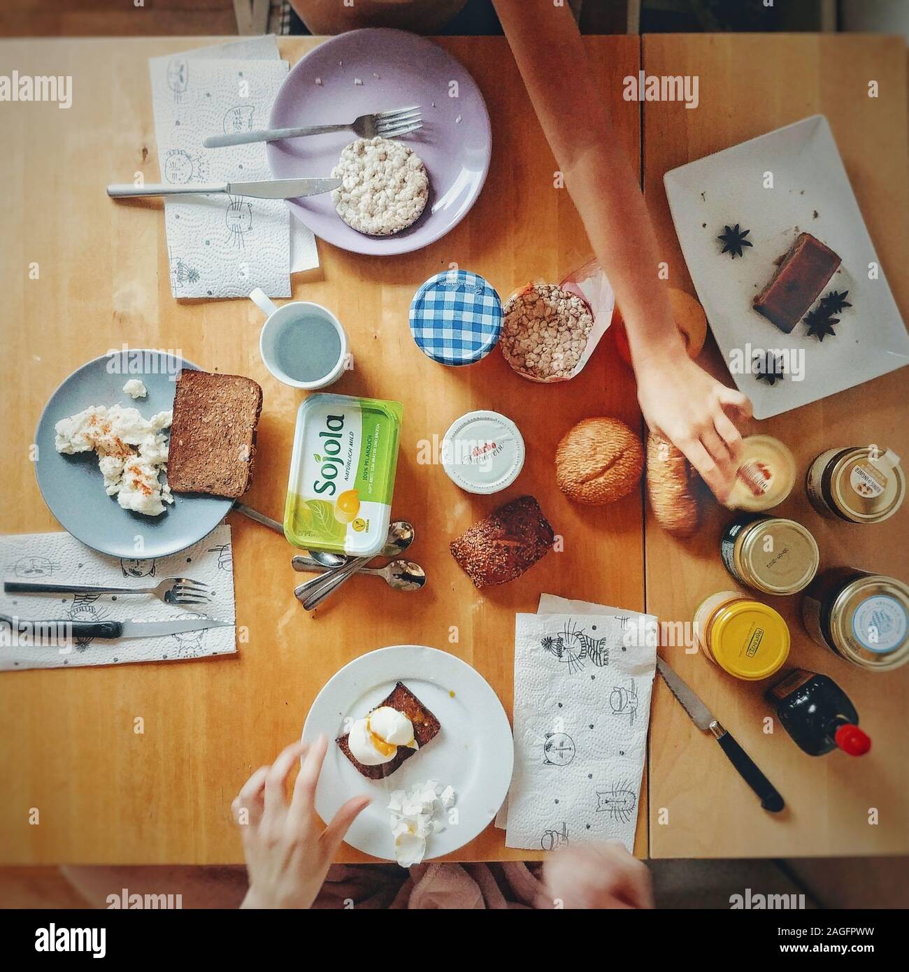 Grabing a coffee hi-res stock photography and images - Alamy