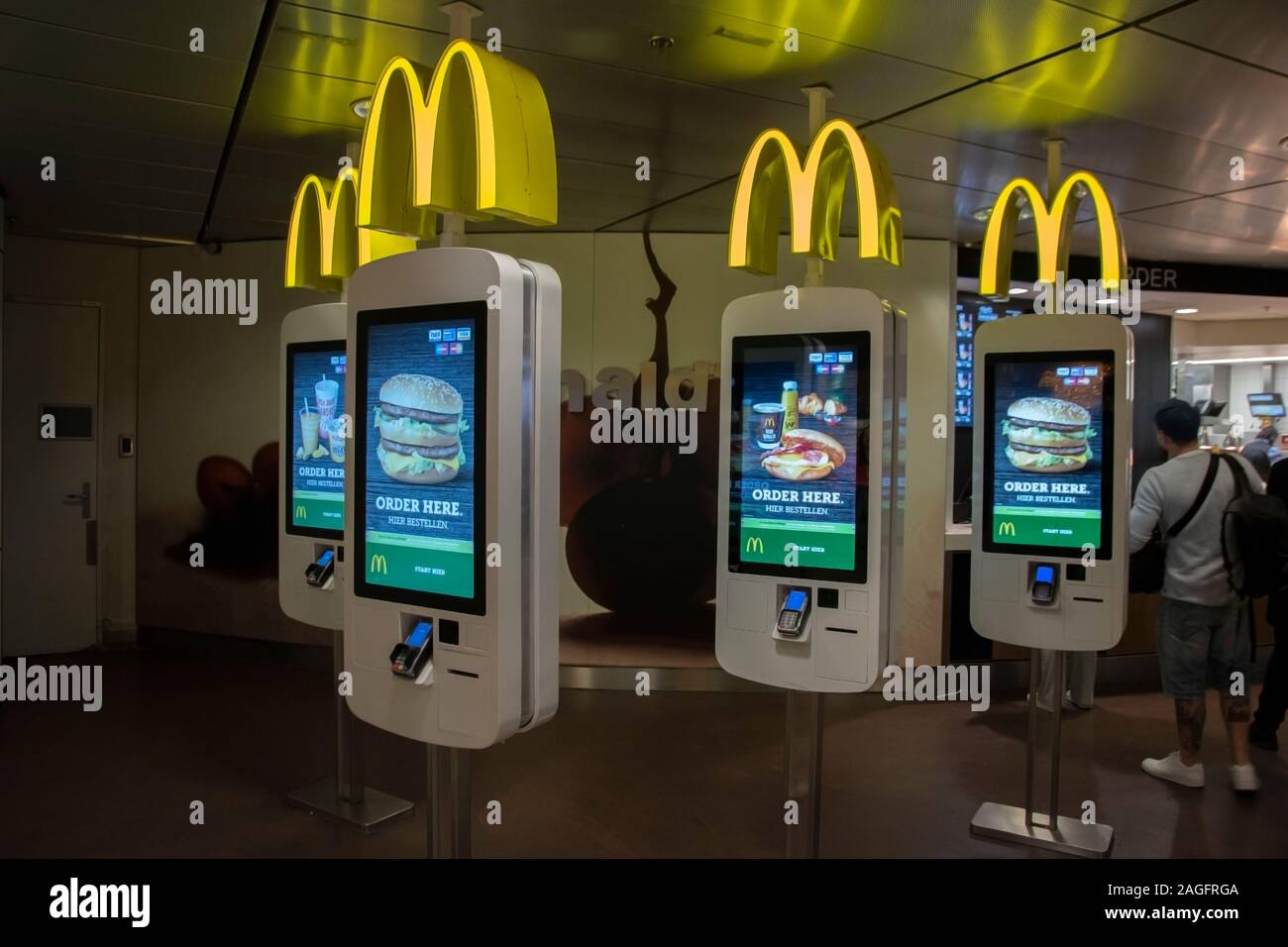 Self service machine airport food hi-res stock photography and images ...