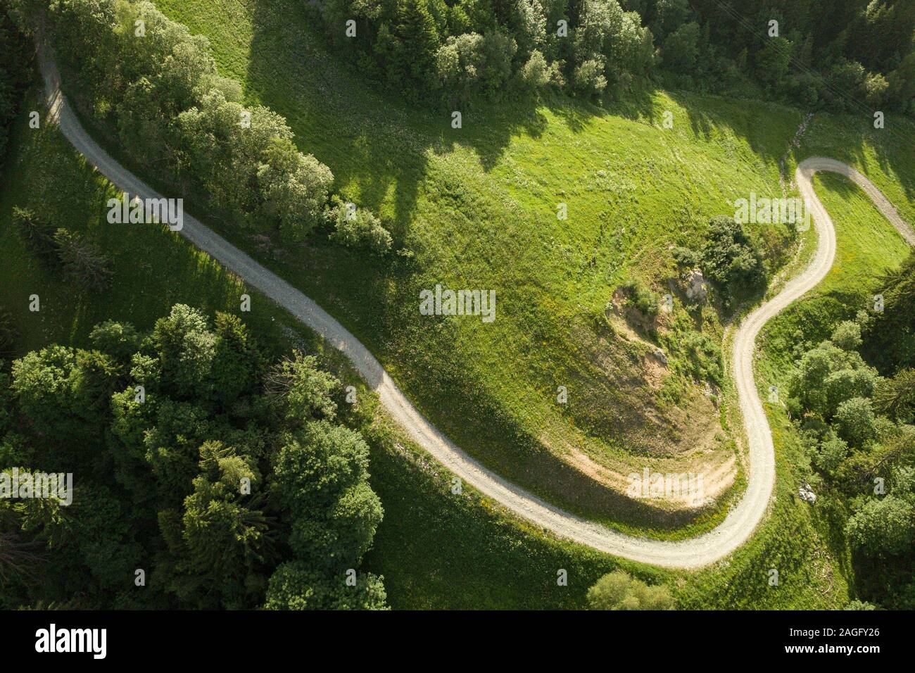 Winding road countryside hi-res stock photography and images - Alamy