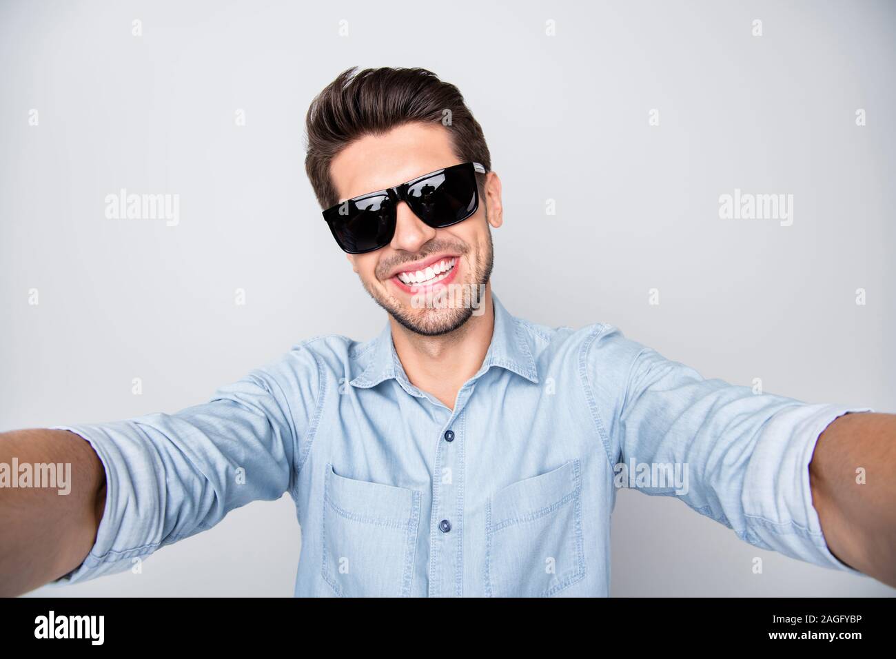 Photo of white cheerful attractive handsome man taking selfie showing ...