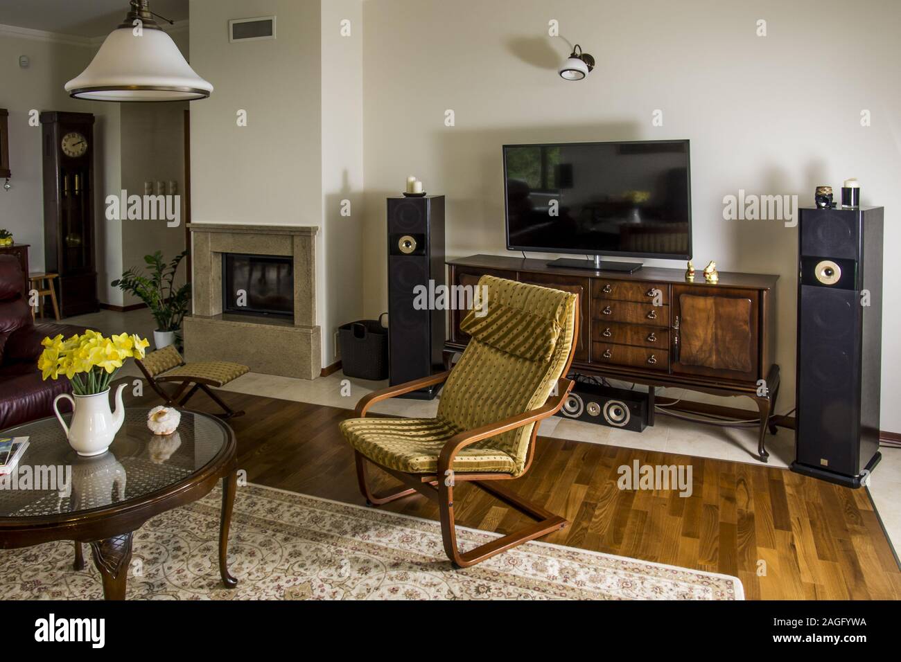 Traditional style living room tv hi-res stock photography and images ...