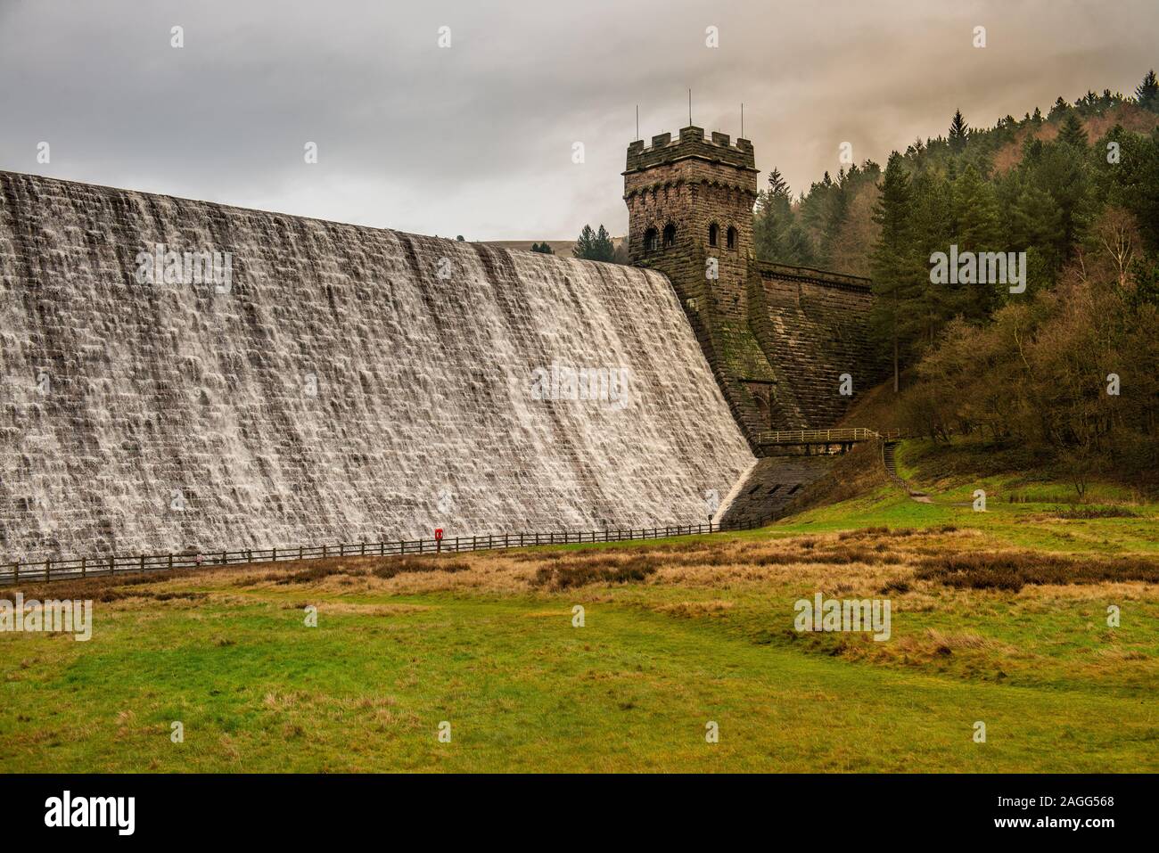 Derwent Dam, reservoir in Derbyshire, The Howden Dam Reservoir is in ...