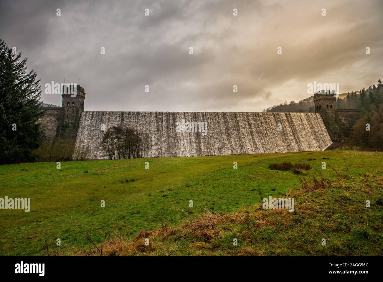 Derwent Dam, reservoir in Derbyshire, The Howden Dam Reservoir is in ...