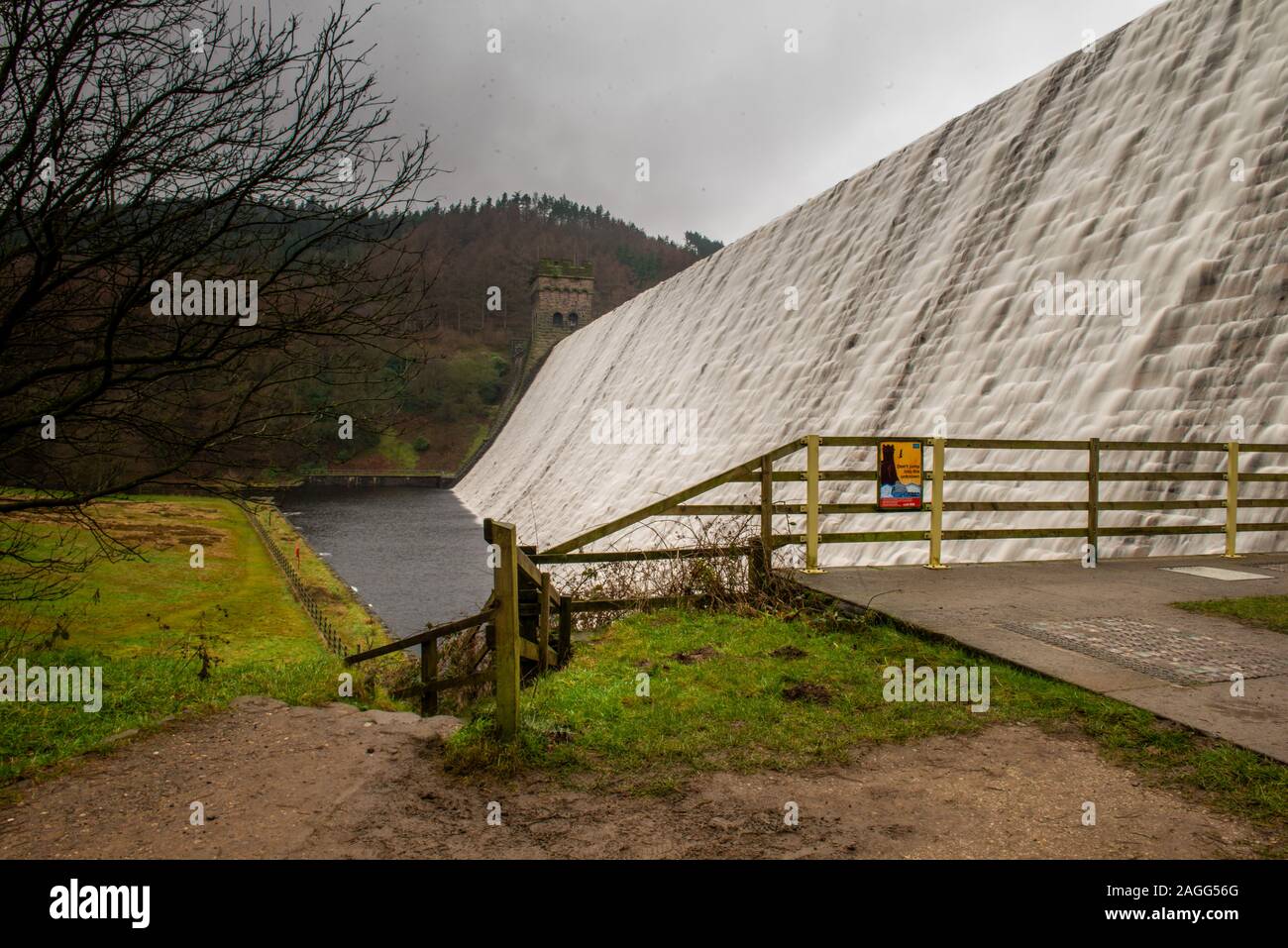 Derwent Dam, reservoir in Derbyshire, The Howden Dam Reservoir is in ...