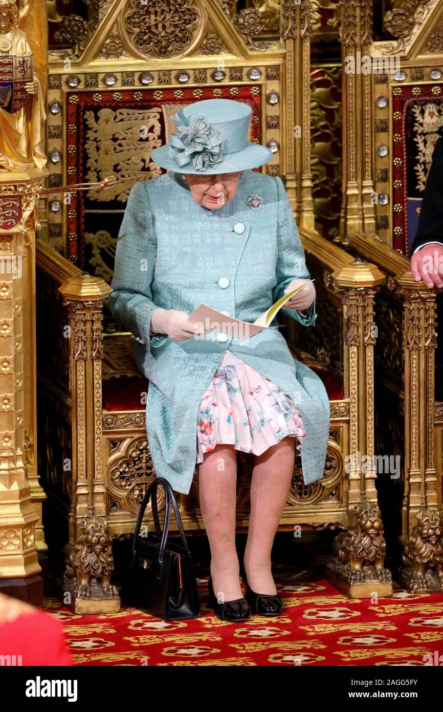 Queen elizabeth delivers speech in house lords hi-res stock photography ...