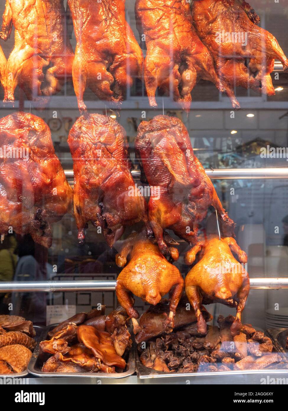 Peking duck hanging in window hi-res stock photography and images - Alamy