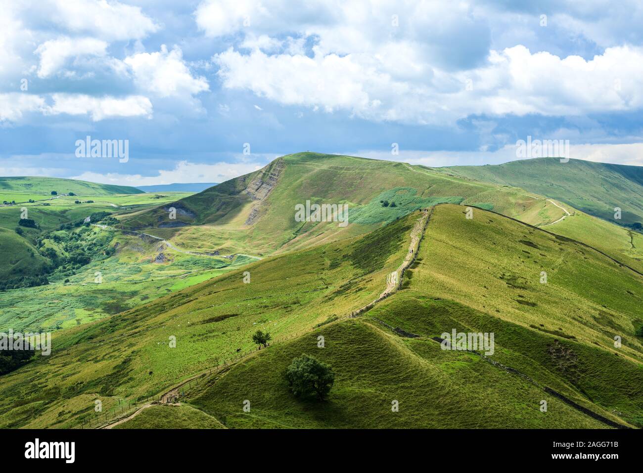 Stunning views of the The Great Ridge and Mam Tor in the Derbyshire ...