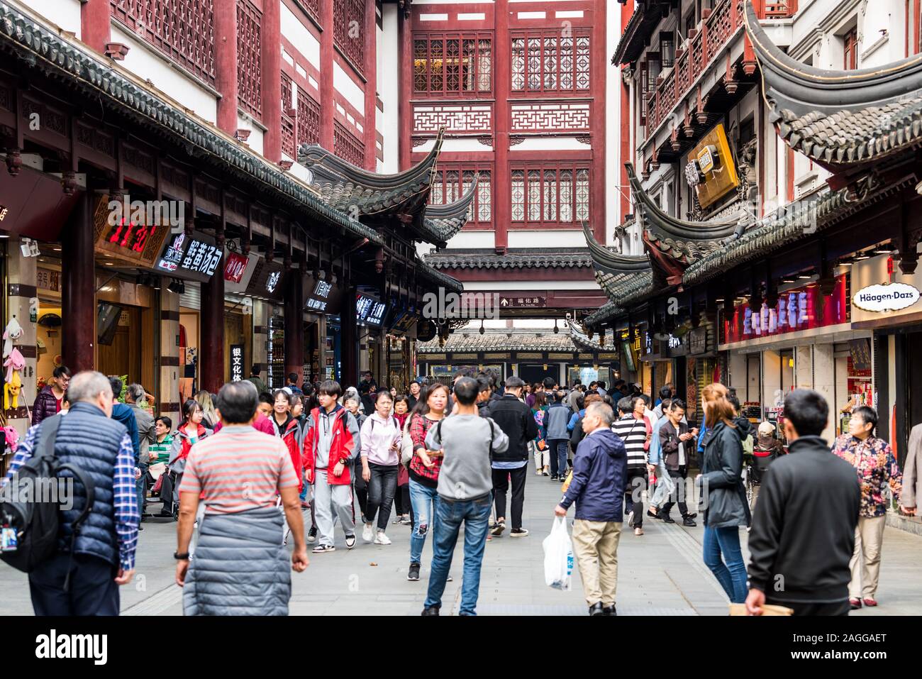 A lot of tourist at the shopping area of Chenghuang Temple (City god ...