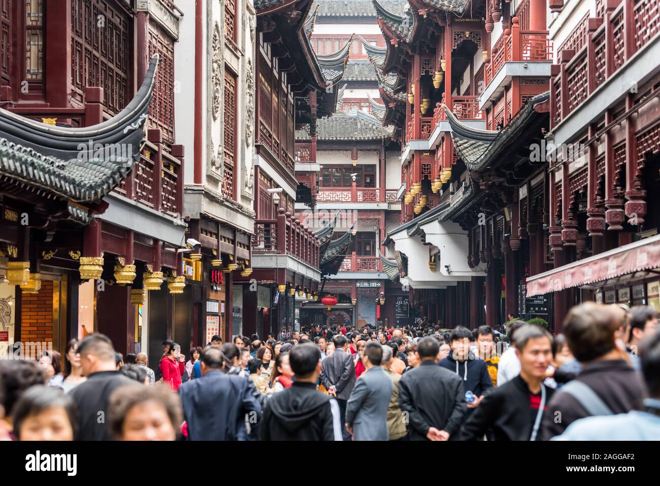 A lot of tourist at the shopping area of Chenghuang Temple (City god ...