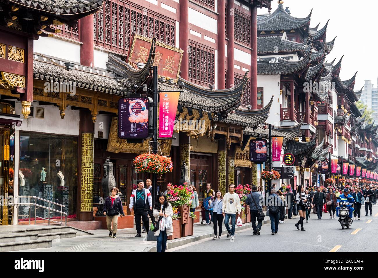 A lot of tourist at the shopping area of Chenghuang Temple (City god ...