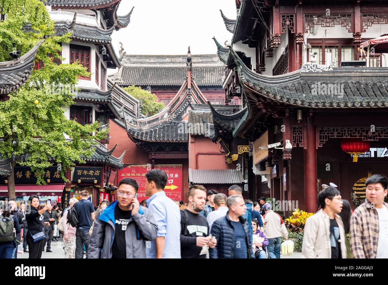 A lot of tourist at the shopping area of Chenghuang Temple (City god ...