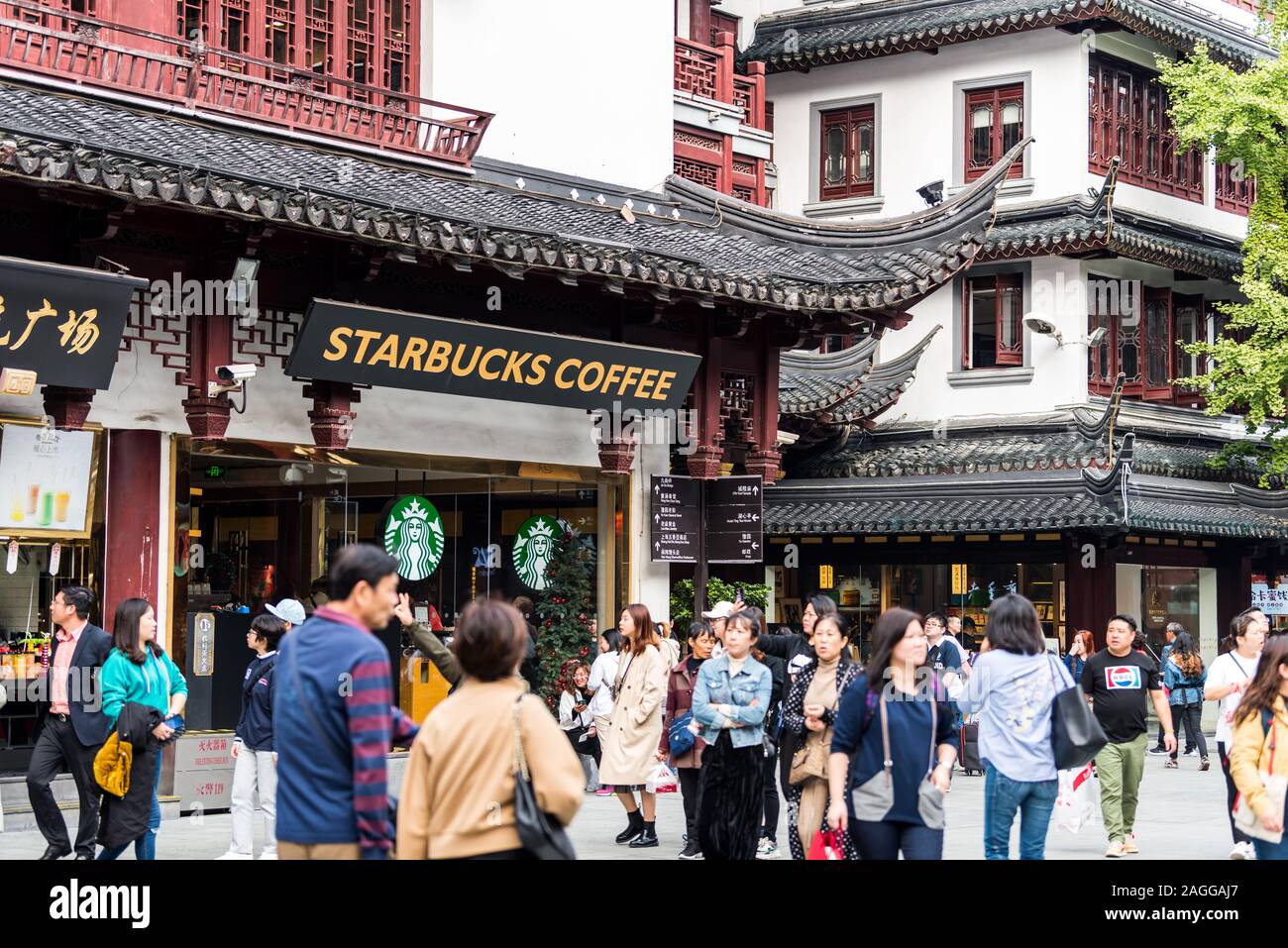A lot of tourist at the shopping area of Chenghuang Temple (City god ...