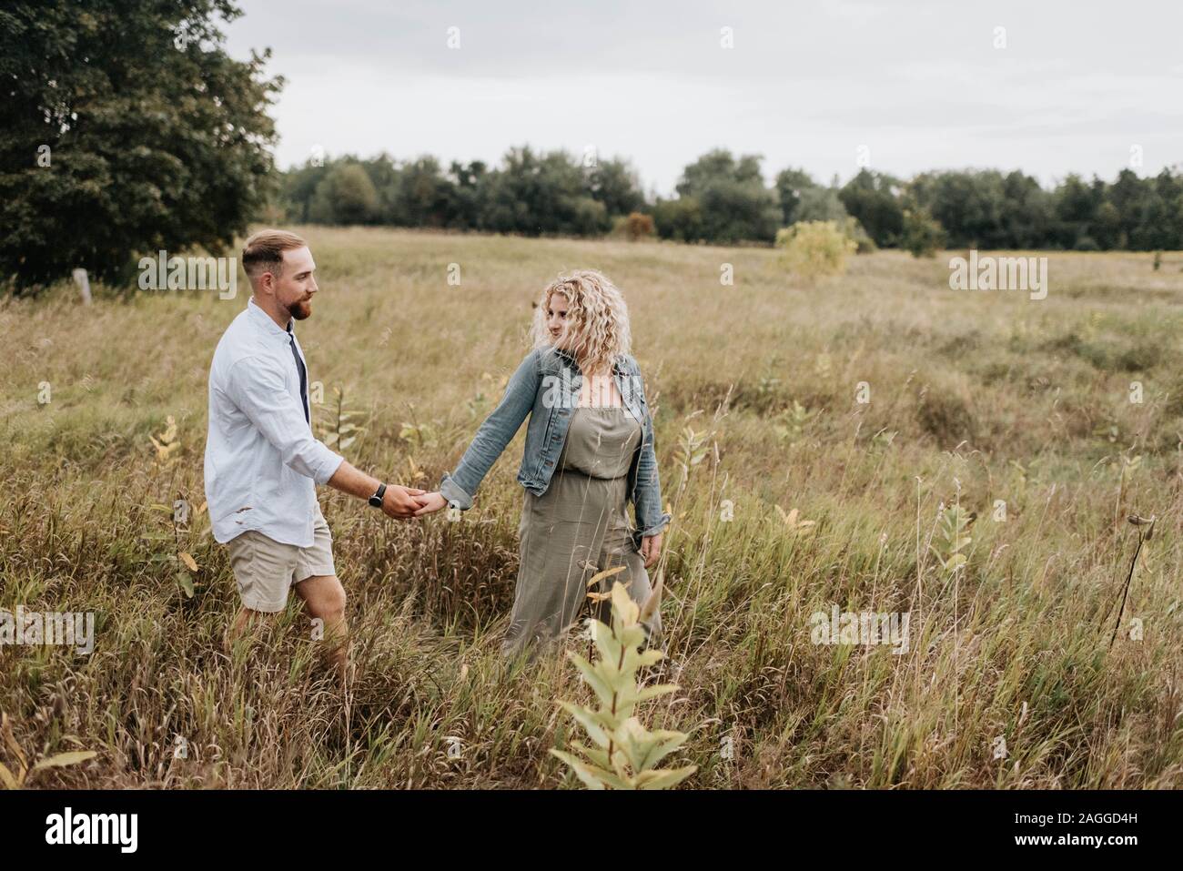 Walking couple wearing shorts hi-res stock photography and images - Alamy