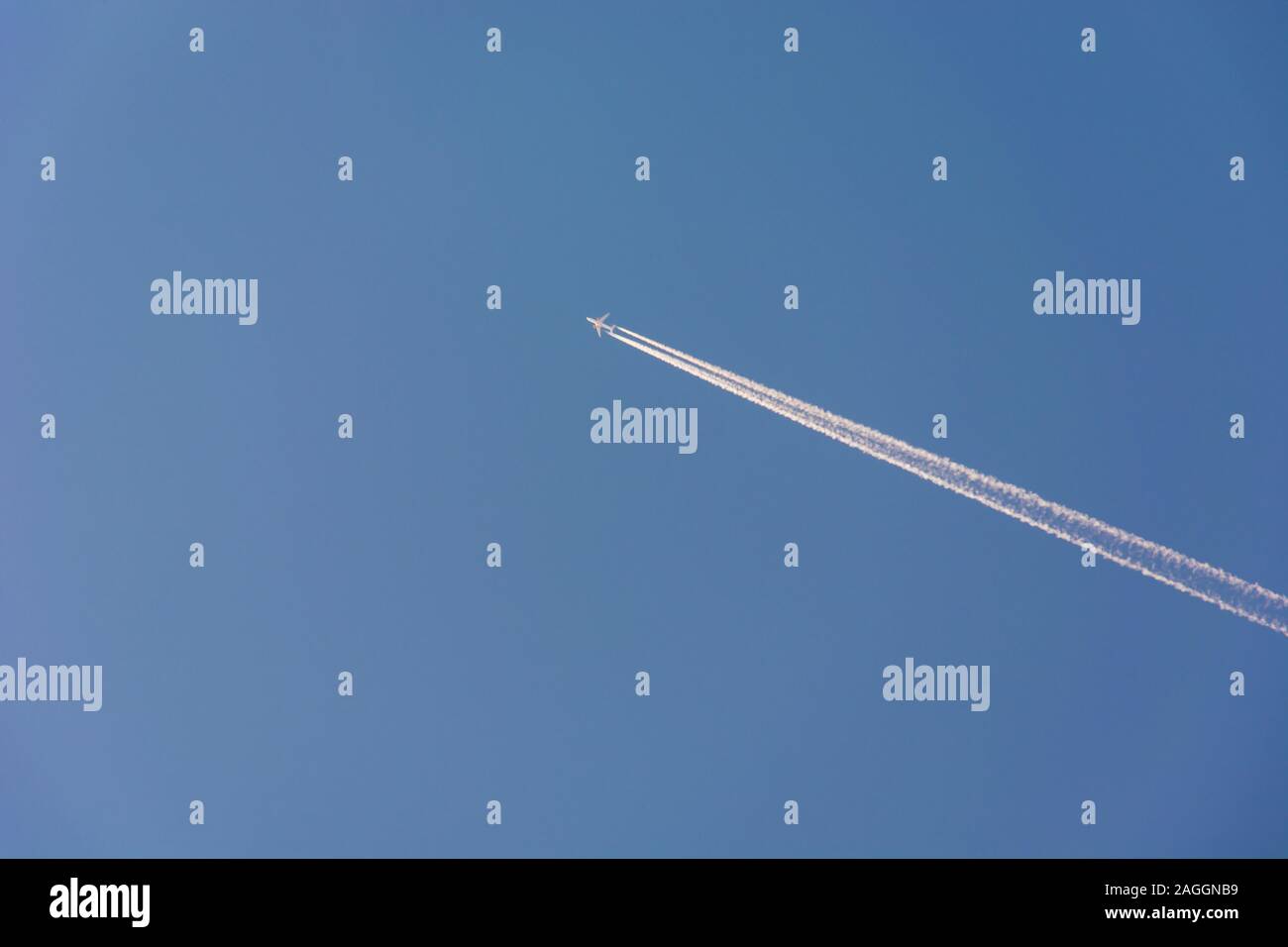 White airplane with blue tail hi-res stock photography and images - Alamy