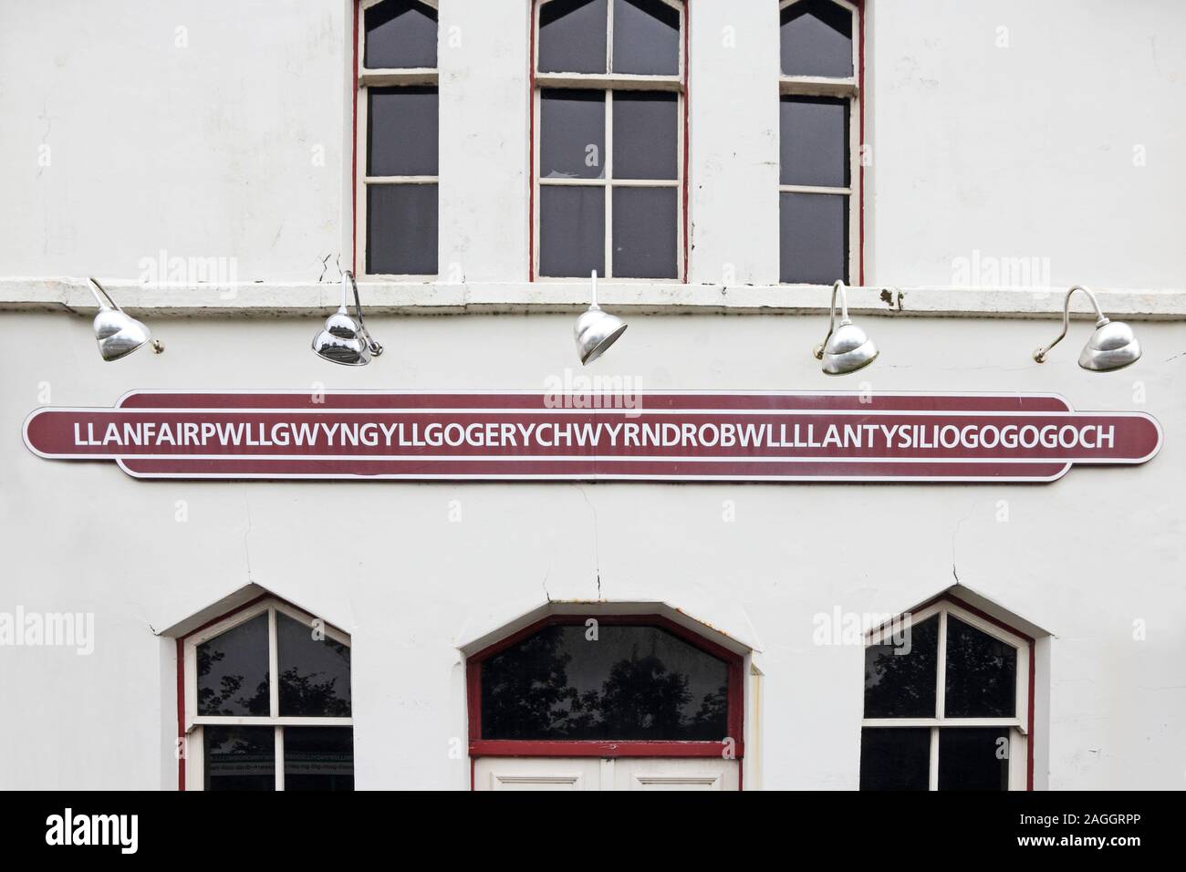 Llanfairpwllgwyngyllgogerychwyrndrobwllllantysiliogogoch sign at ...