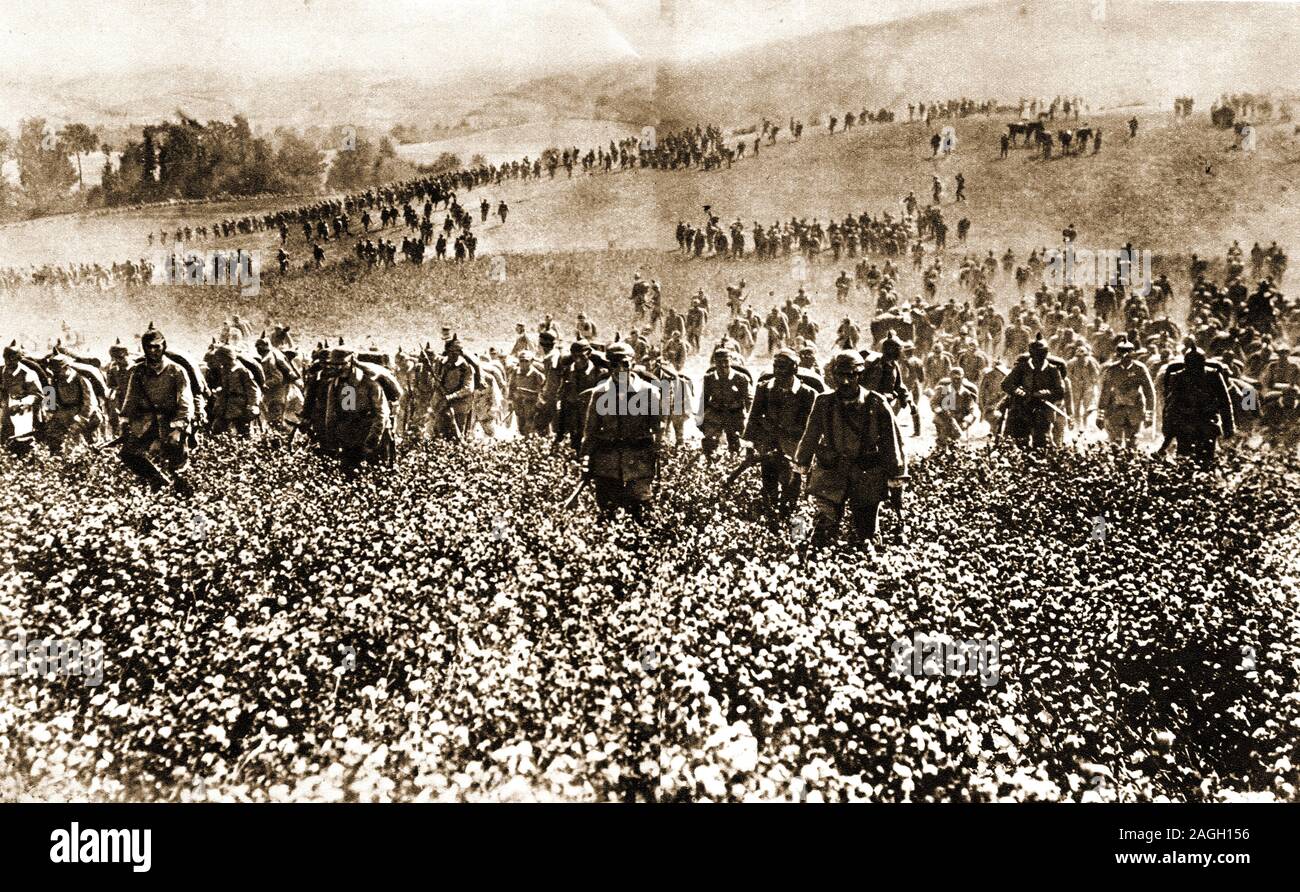 WWI - A 1914 photograph showing hoards of German soldier marching ...