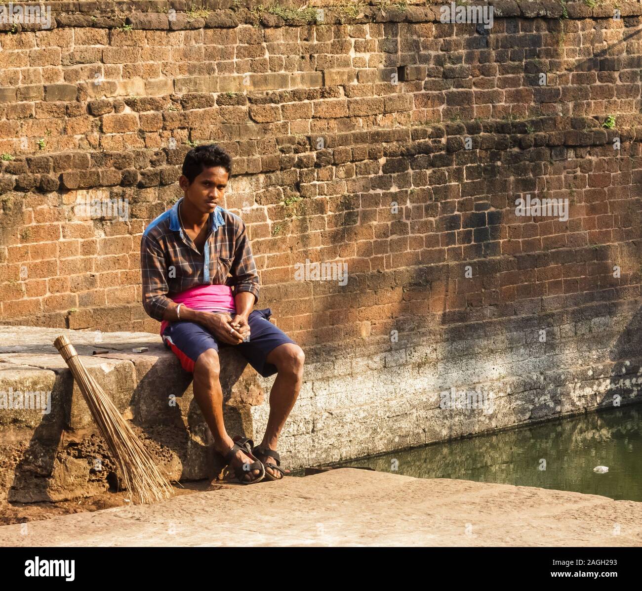 Sweeper boy india hi-res stock photography and images - Alamy