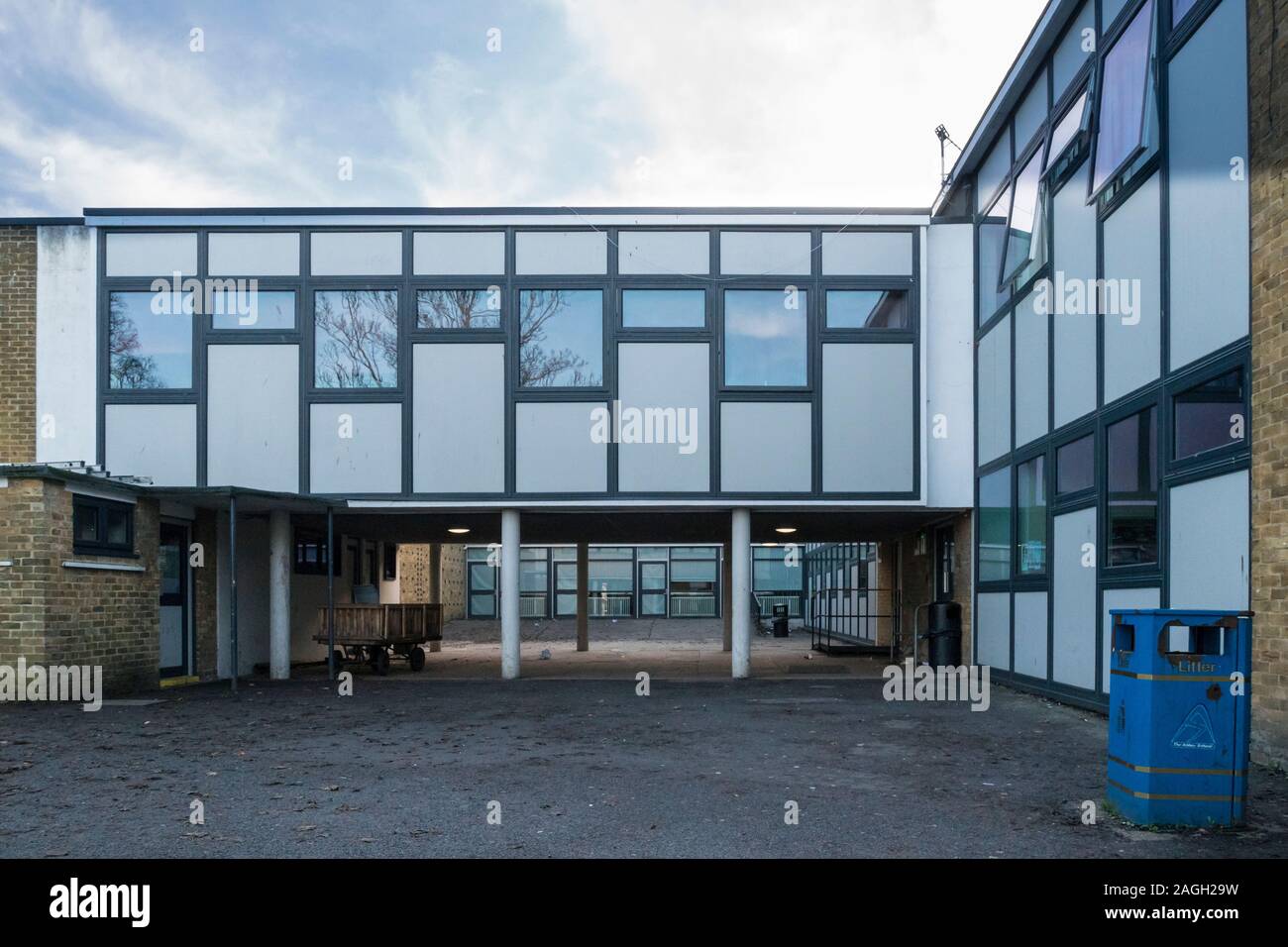 Comprehensive school building uk hi-res stock photography and images ...