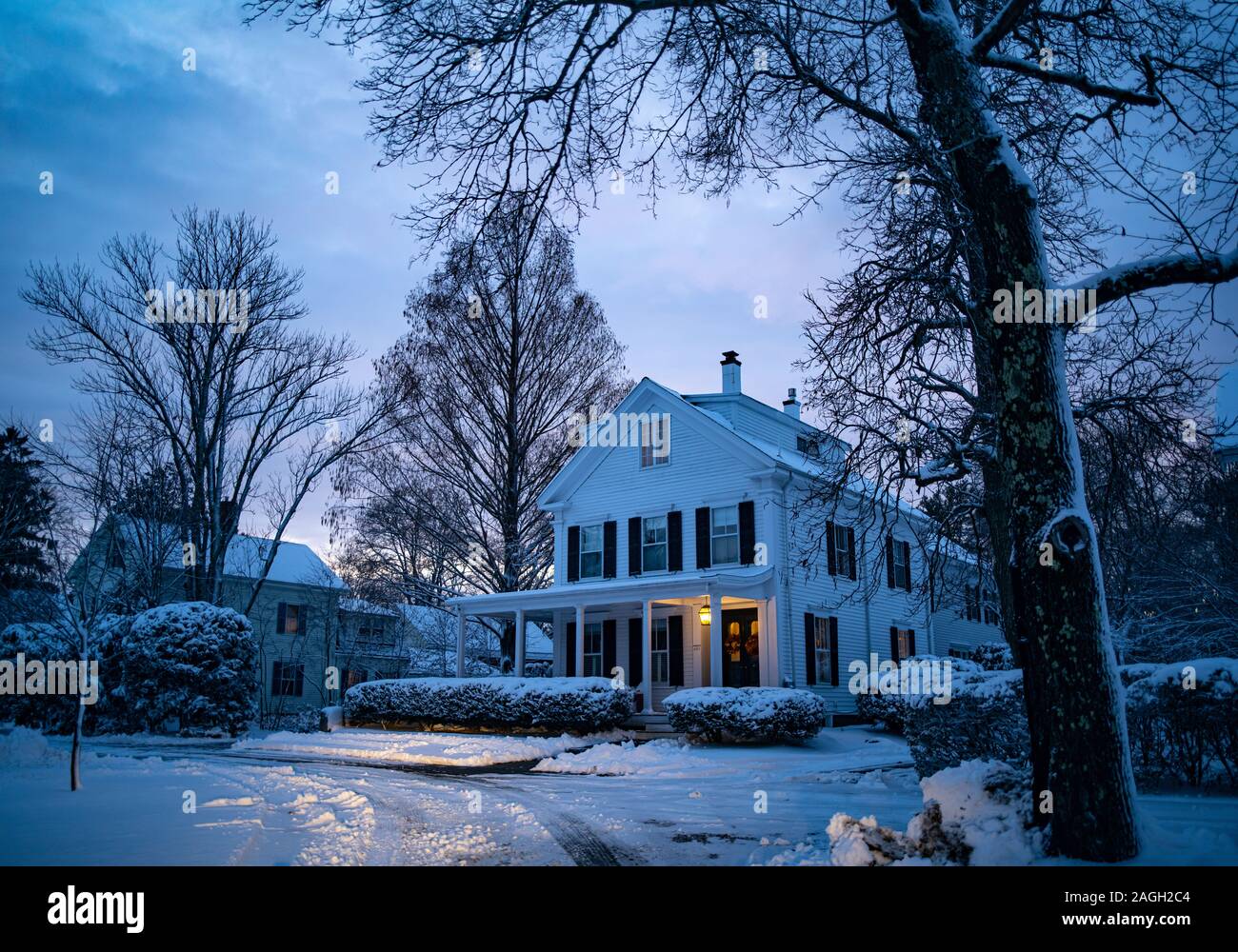 White colonial house winter hi-res stock photography and images - Alamy
