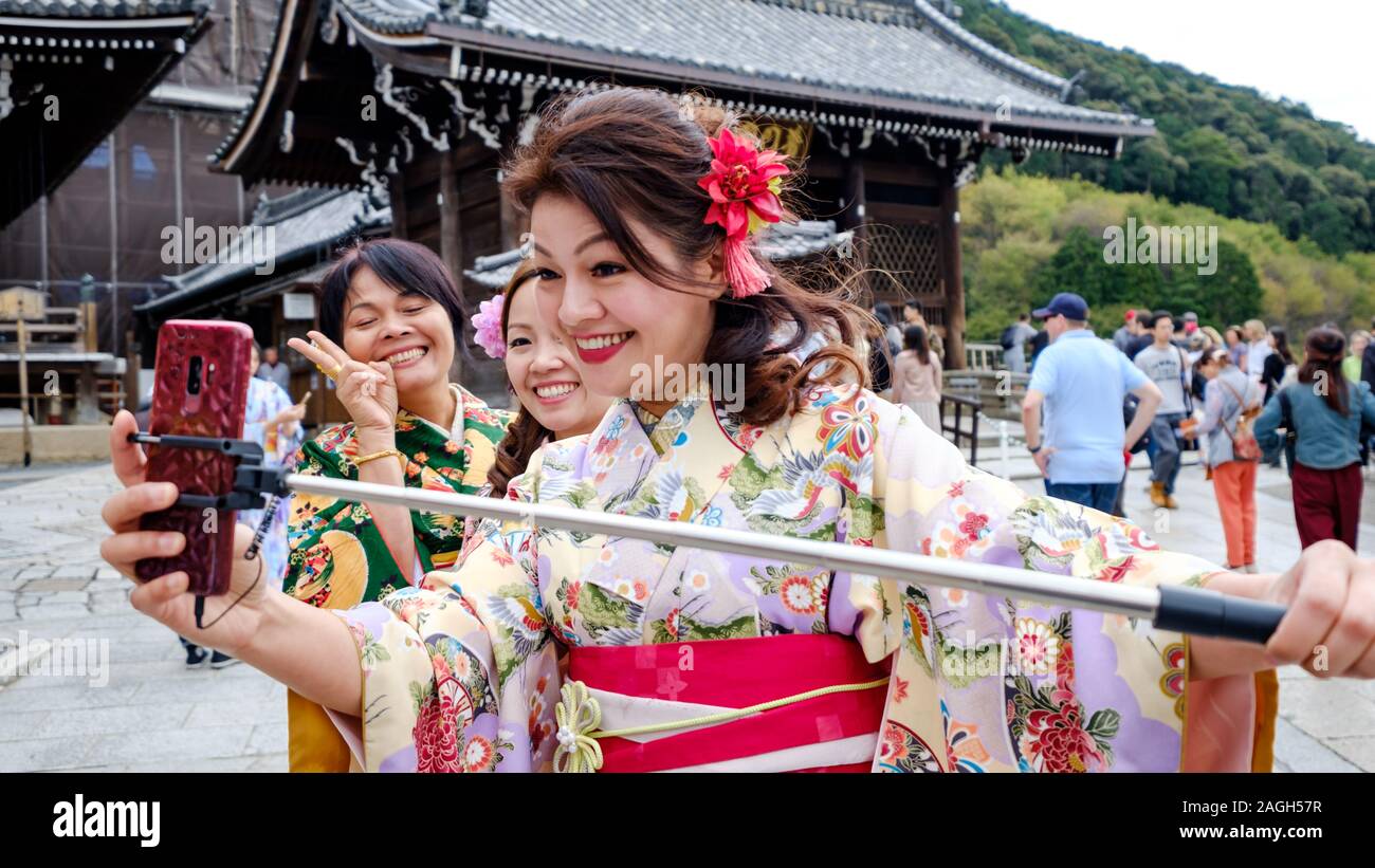 Smiling geisha in kyoto hi-res stock photography and images - Alamy