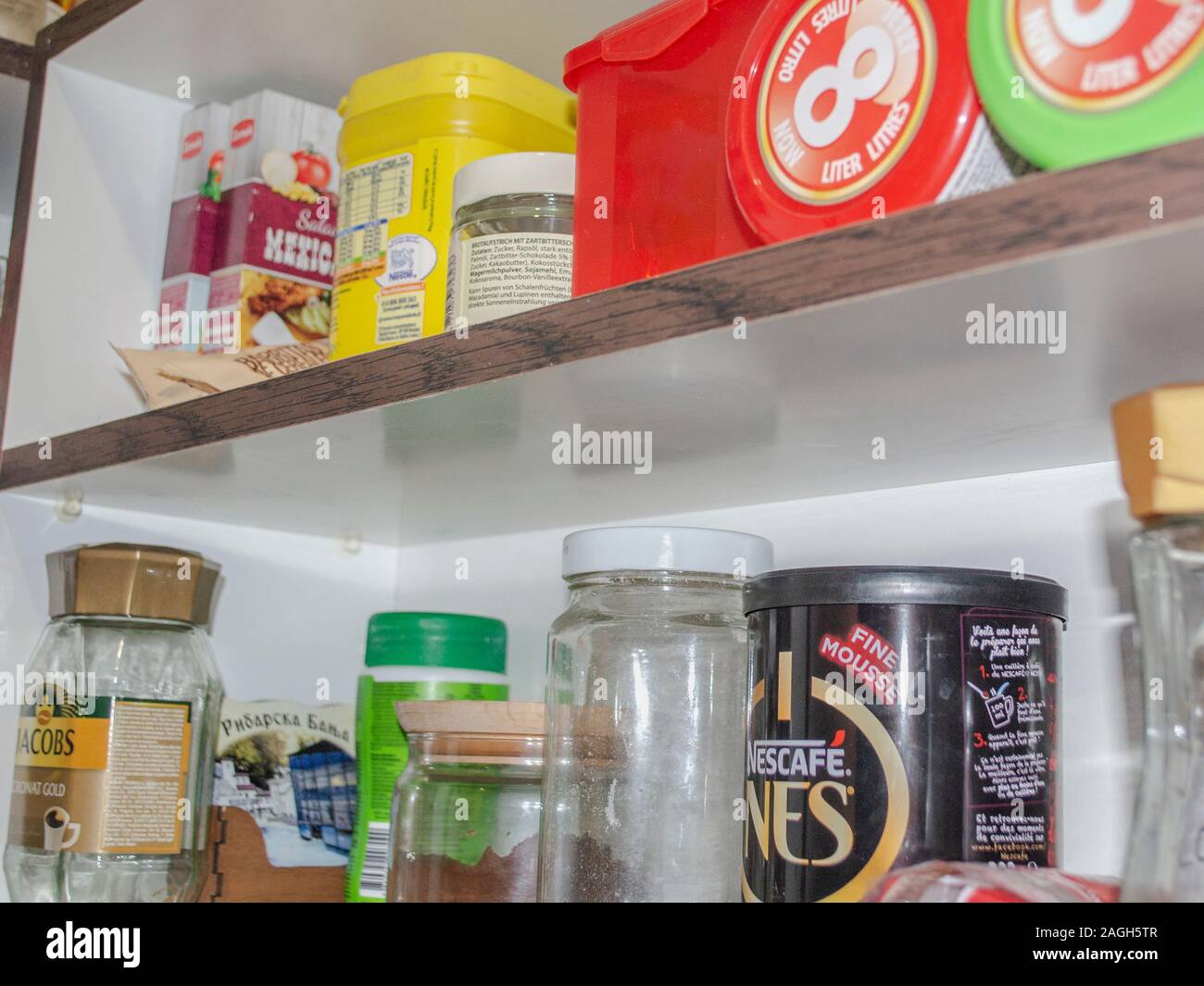 Kitchen cabinet food hi-res stock photography and images - Alamy